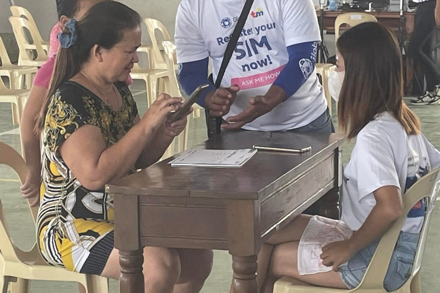 Mahigit 400 katao, naserbisyuhan ng NTC sa SIM card registration ... Mahigit 400 katao, naserbisyuhan ng NTC sa SIM card registration ...